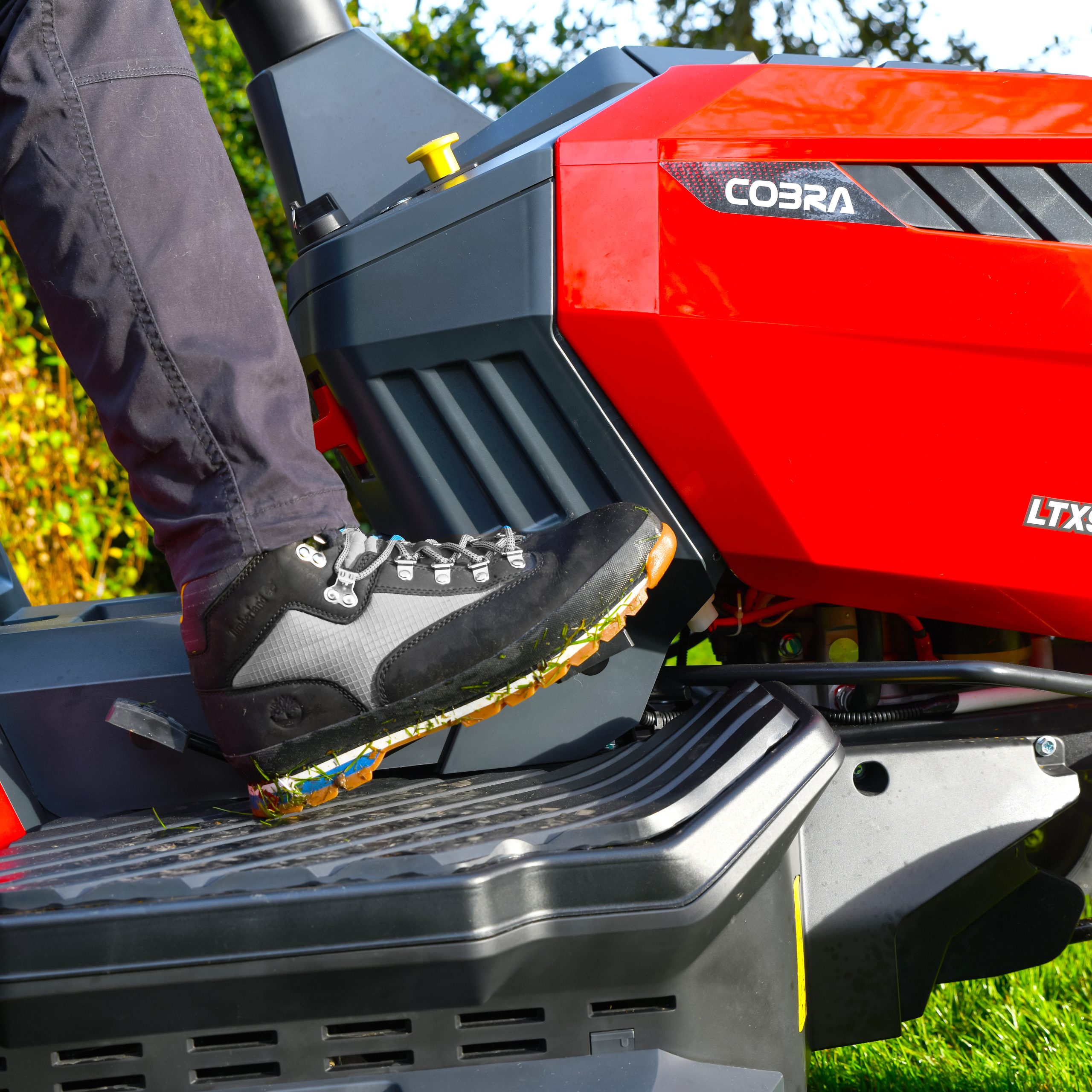 Cobra LTX92HR2L 36” Premium Lawn Tractor with Hydro Drive | MowShop